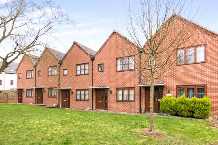 2 bedroom Mid Terrace House for sale, Crondall Terrace, Basingstoke ...