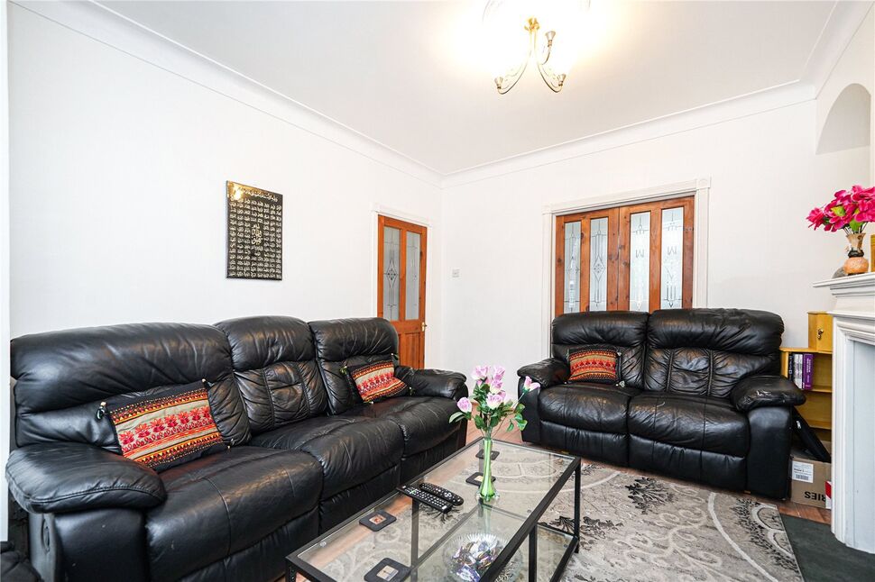 3 Bedroom Mid Terrace House For Sale Havering Gardens Chadwell Heath