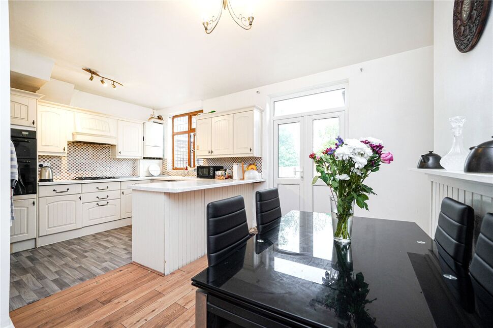 3 Bedroom Mid Terrace House For Sale Havering Gardens Chadwell Heath
