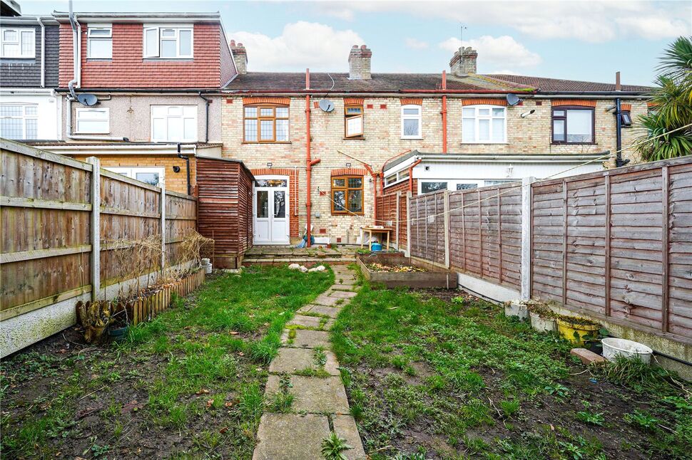 3 Bedroom Mid Terrace House For Sale Havering Gardens Chadwell Heath