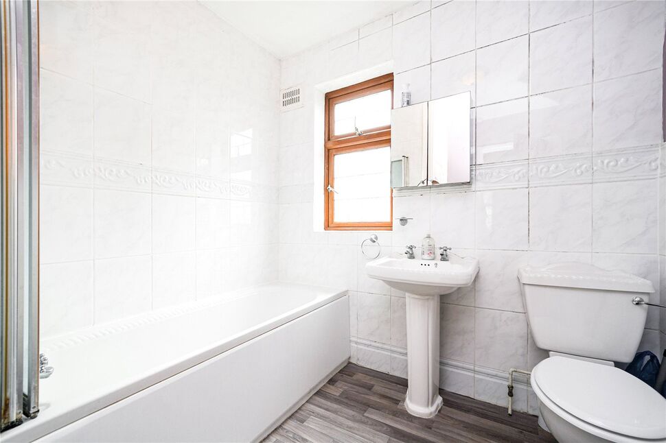 3 Bedroom Mid Terrace House For Sale Havering Gardens Chadwell Heath